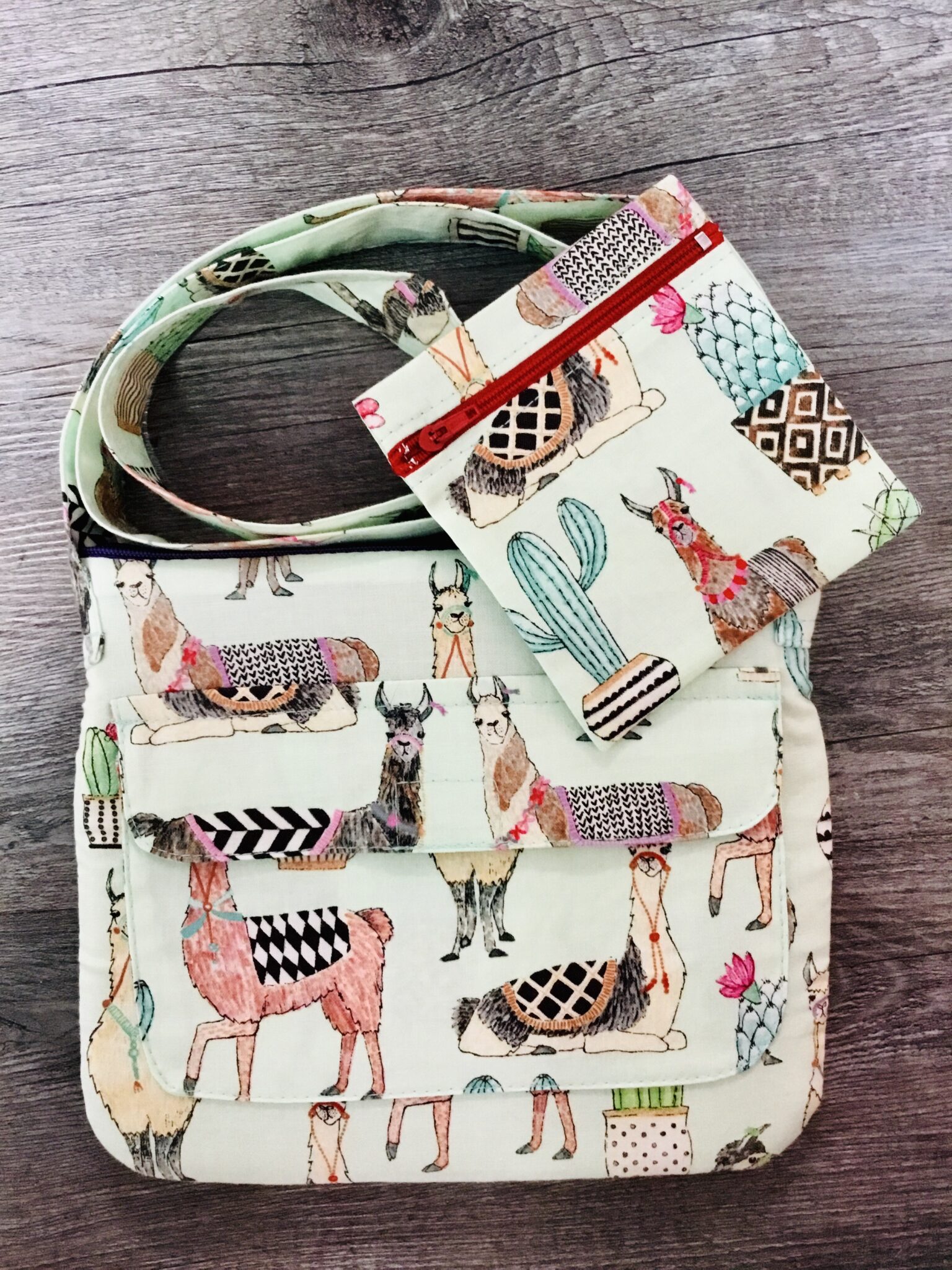 Green Llamas | Abrazos San Miguel